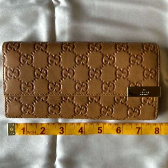 Gucci | Bags | Lgucci Leather Embossed Signature Gs Inside Zipper Card ...